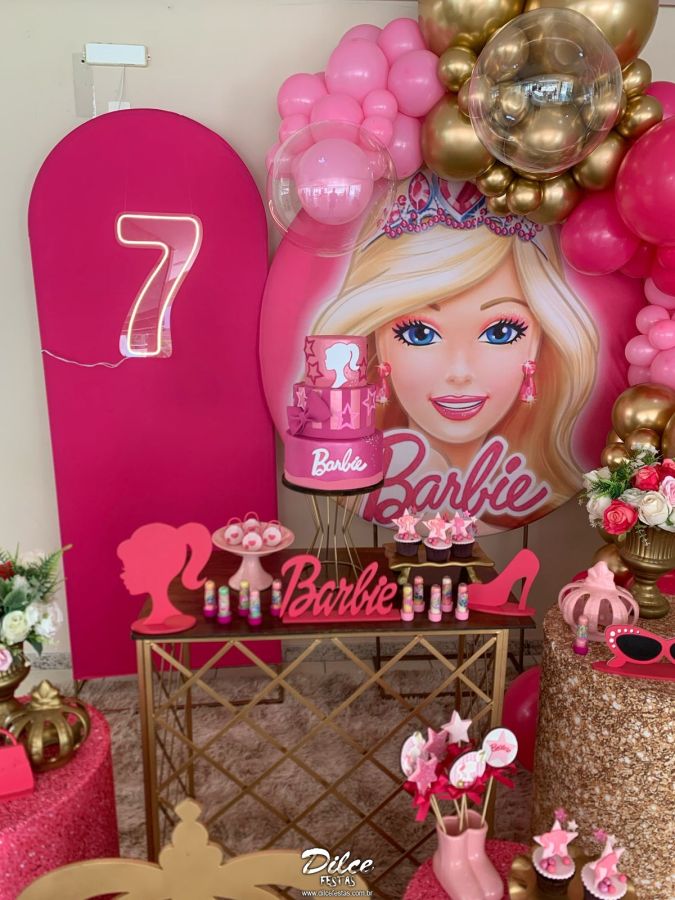 Barbie Painel Redondo e Oval Com Trabalho de Bolas – Dilce Festas